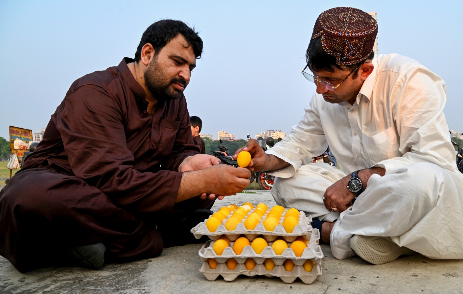 ईद के दिन हुई 'अंडा लड़ाई'