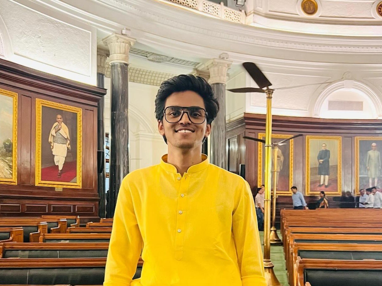 कौन हैं यूट्यूबर maxtern, जिन पर एल्विश यादव ने बरसाए थे लात घूंसे, जानें