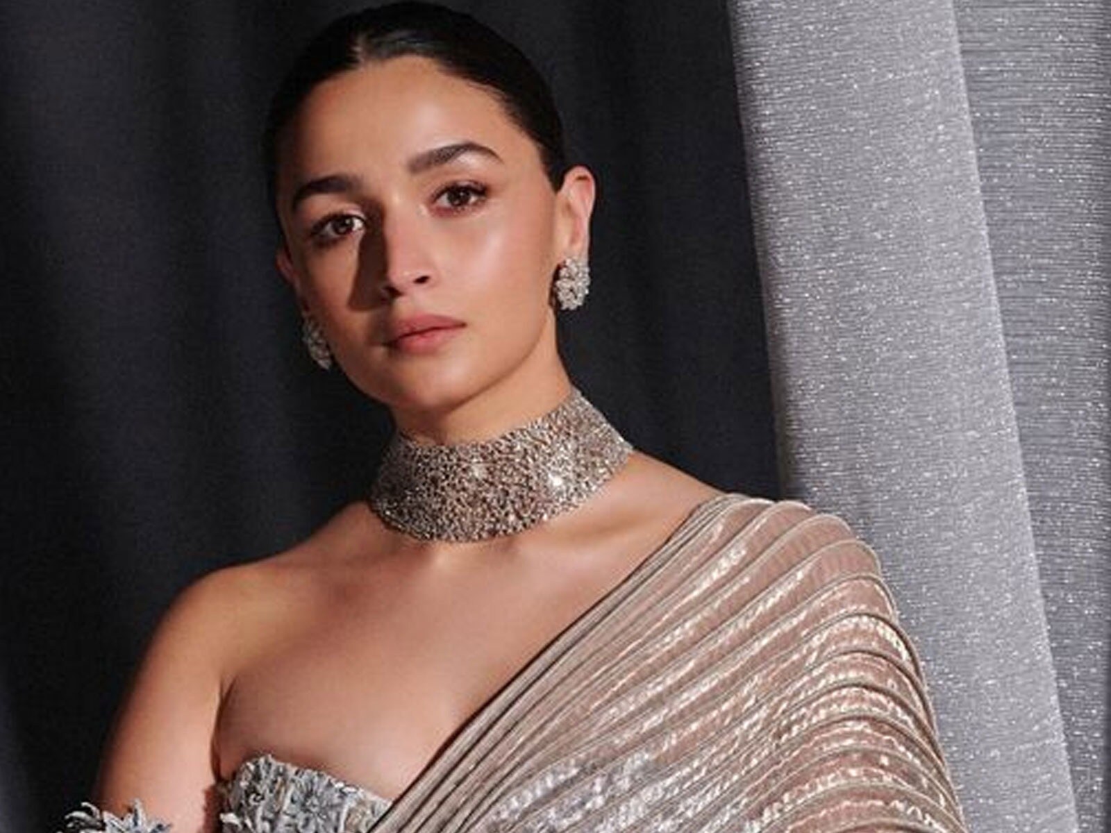 सिल्वर मैटेलिक साड़ी में इंटरनेट पर छा गईं बॉलीवुड एक्ट्रेस Alia Bhatt ...
