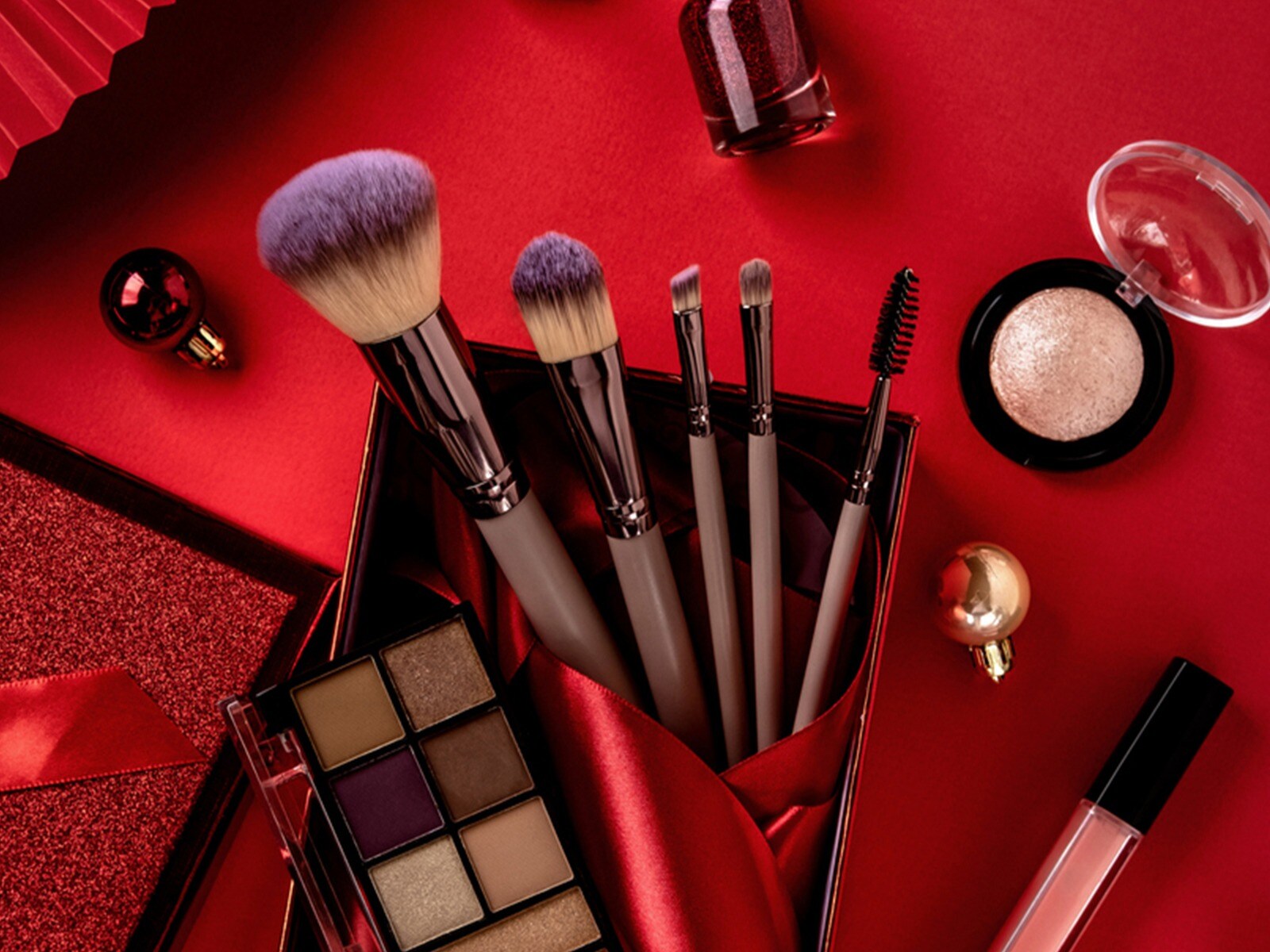 Essential things for Makeup Box: इंस्टेंट मेकअप लुक पाने के लिए मेकअप ...