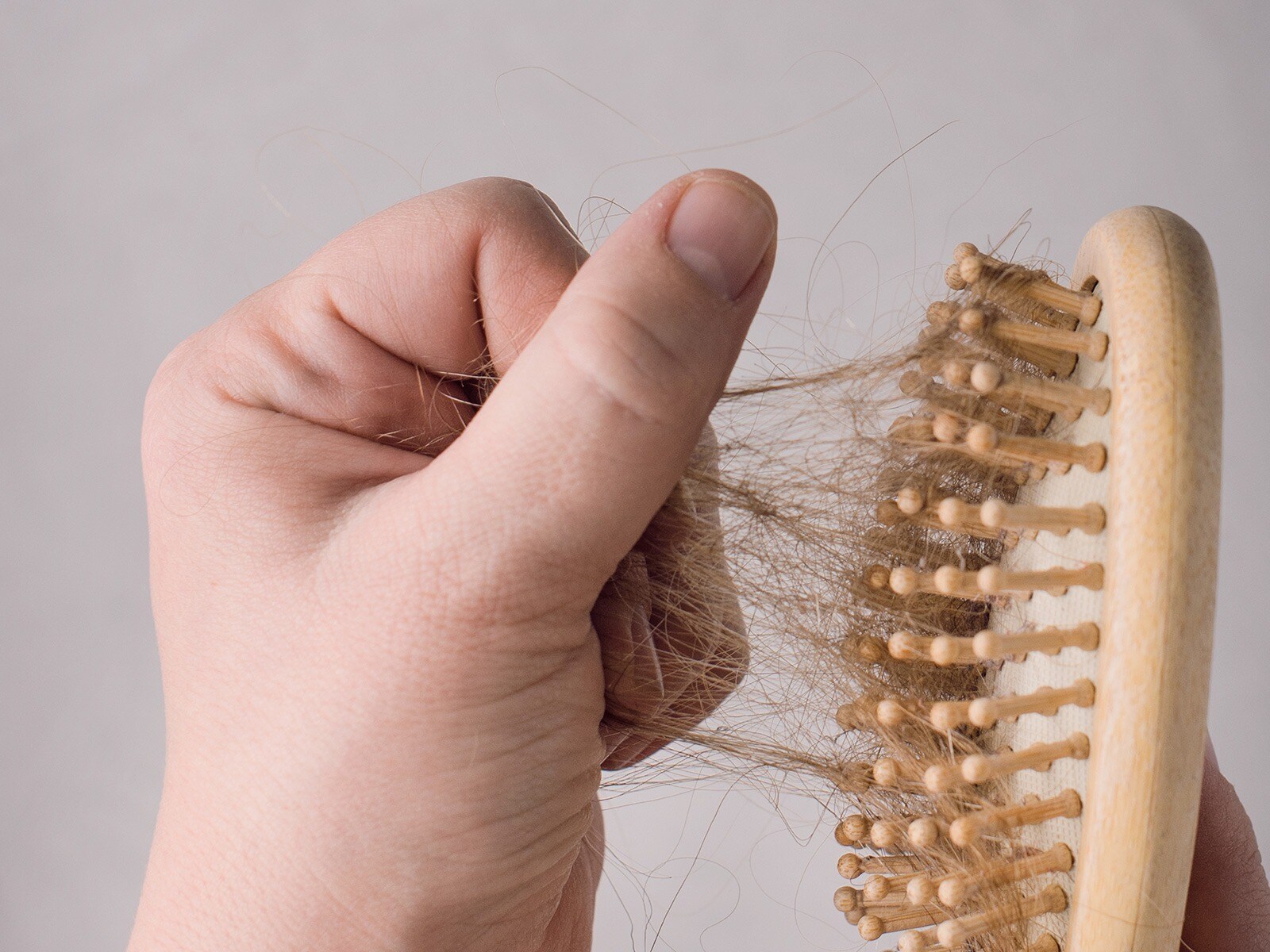 क्‍या हो रहा है Hair fall, तो ये टिप्‍स आएंगे काम