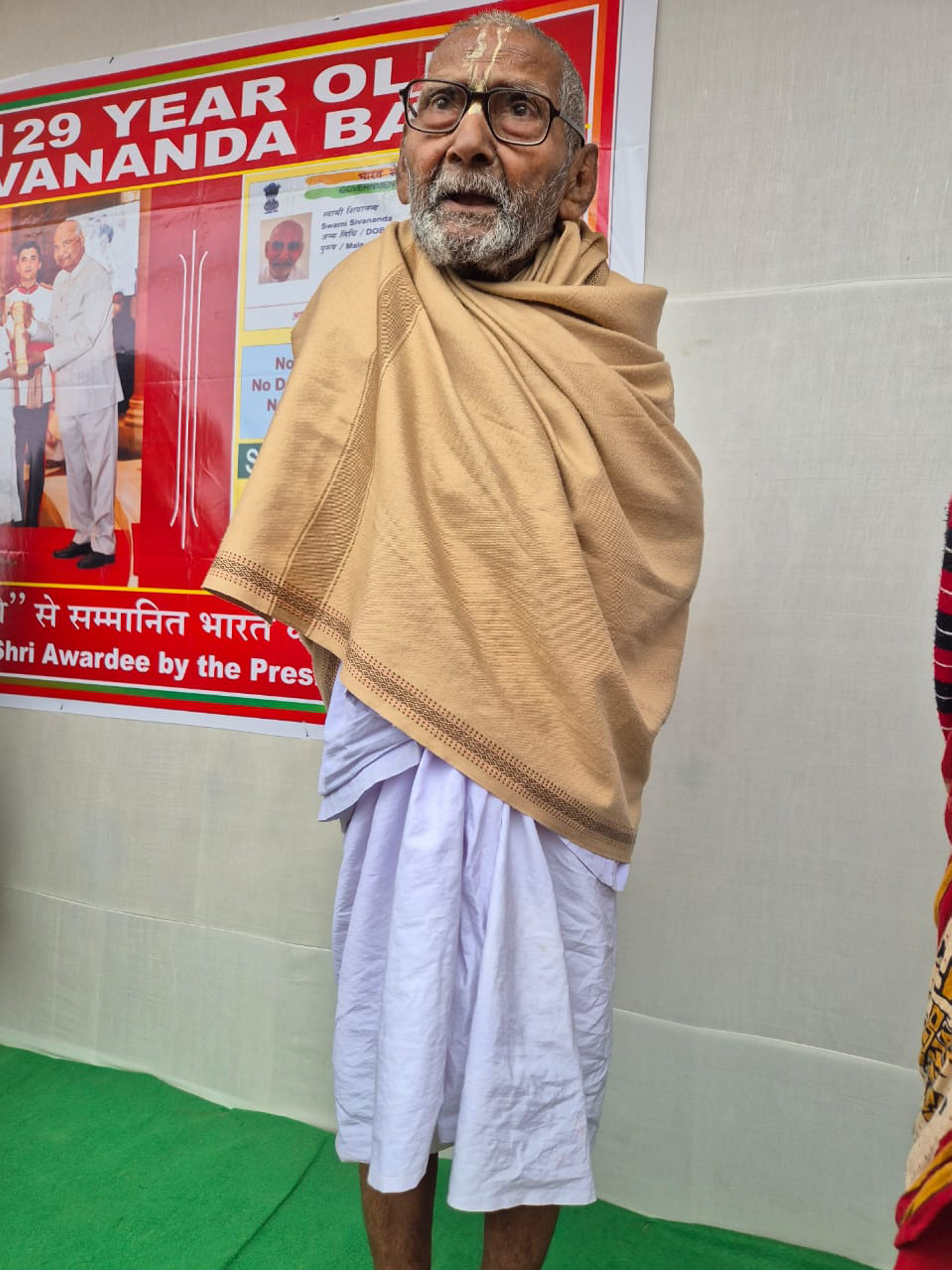 कुंभ के 129 साल के बाबा, पोस्टर में बताया अपनी लंबी उम्र का राज