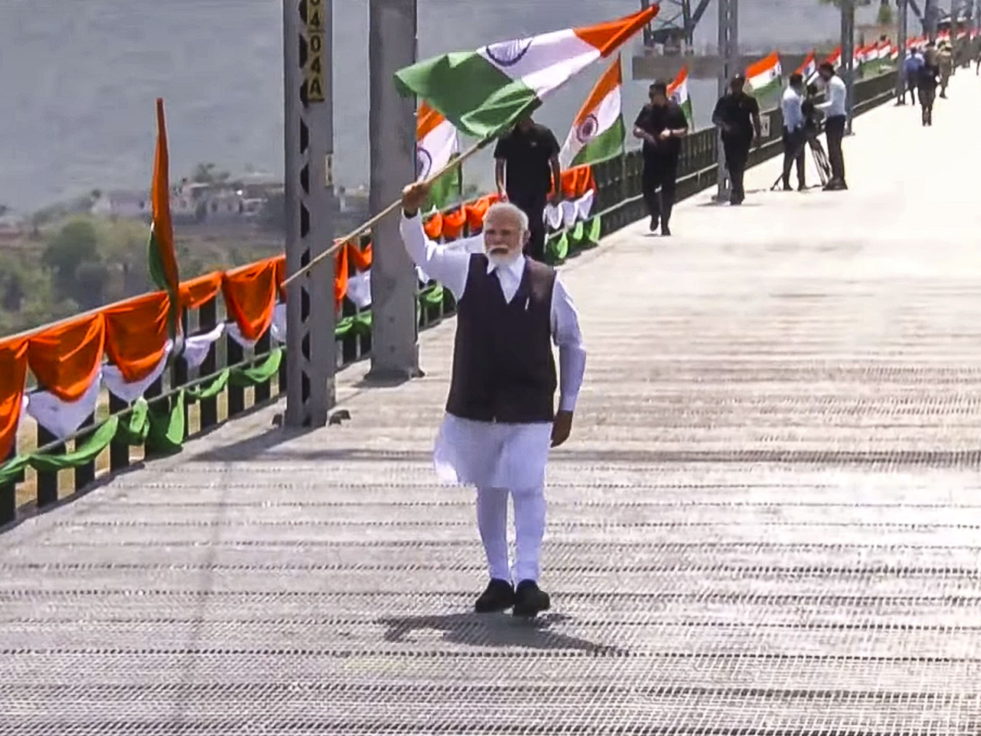 Chenab Bridge: हातात तिरंगा आणि चेहऱ्यावर अभिमान, PM मोदींनी चिनाब ...
