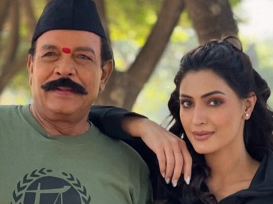 प्यार उम्र नहीं जानता... 70 वर्षीय एक्टर गोविंद नामदेव के साथ फोटो शेयर ...