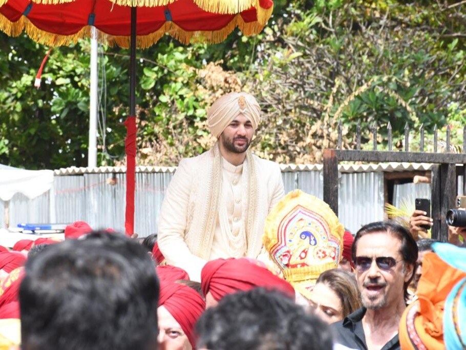 Sunny Deol के बेटे Karan Deol की शादी की तस्वीरें आईं सामने घोड़ी पर
