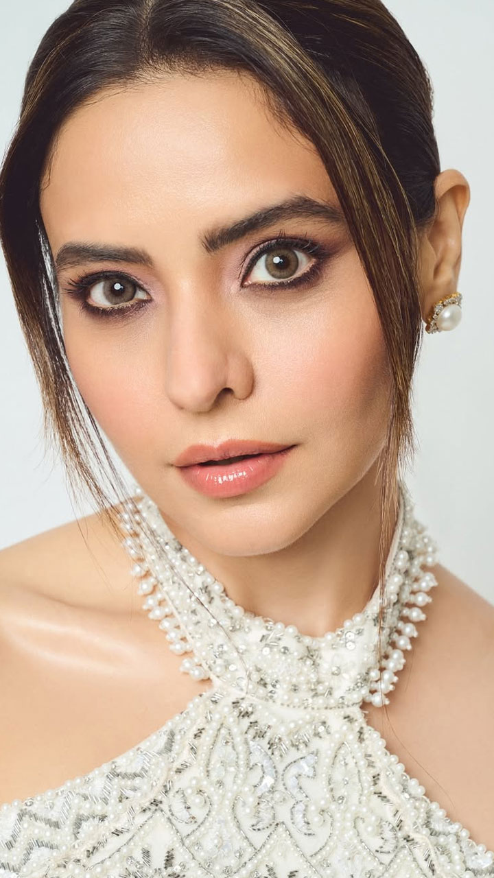 Aamna Sharif Looks Majestic in White