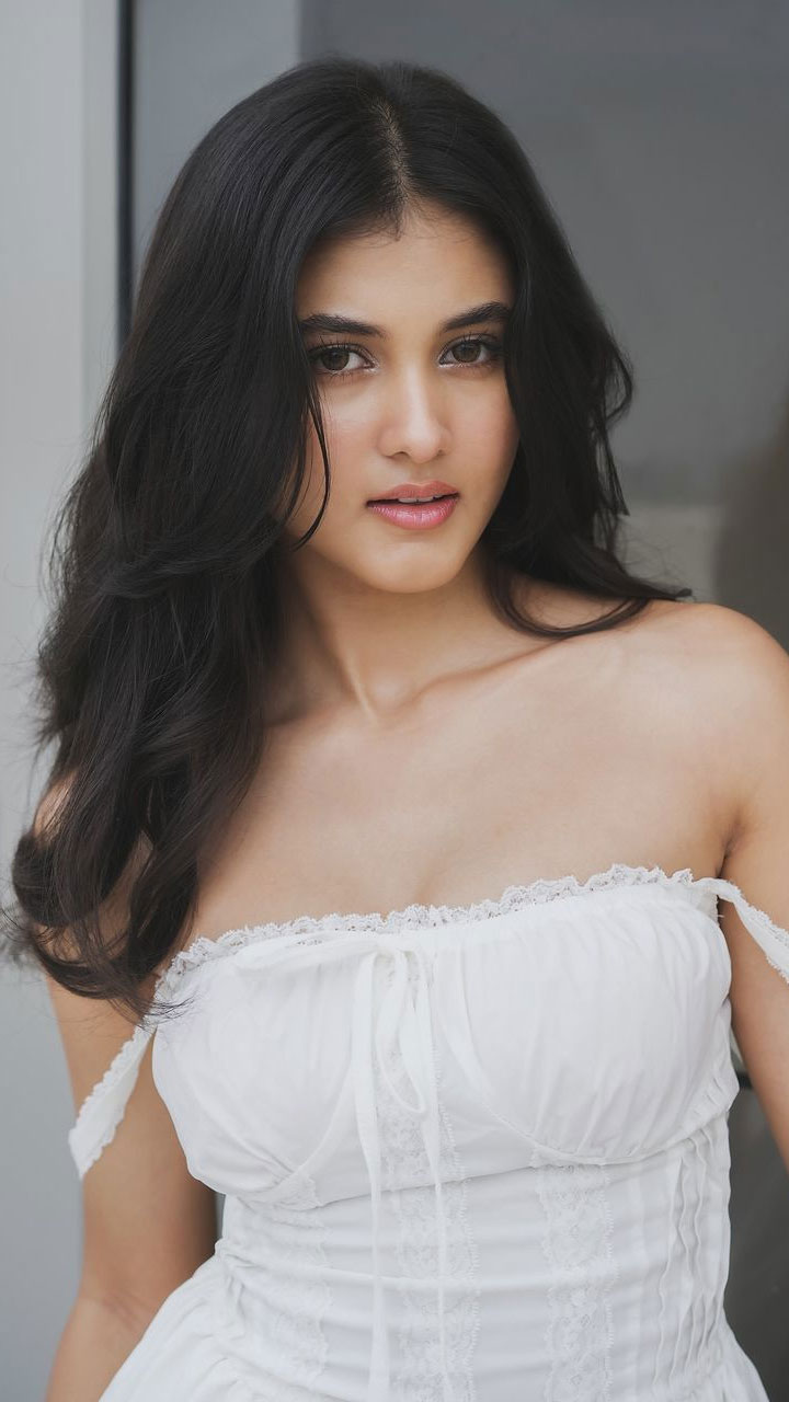Aayushi Verma Exudes Natural Beauty