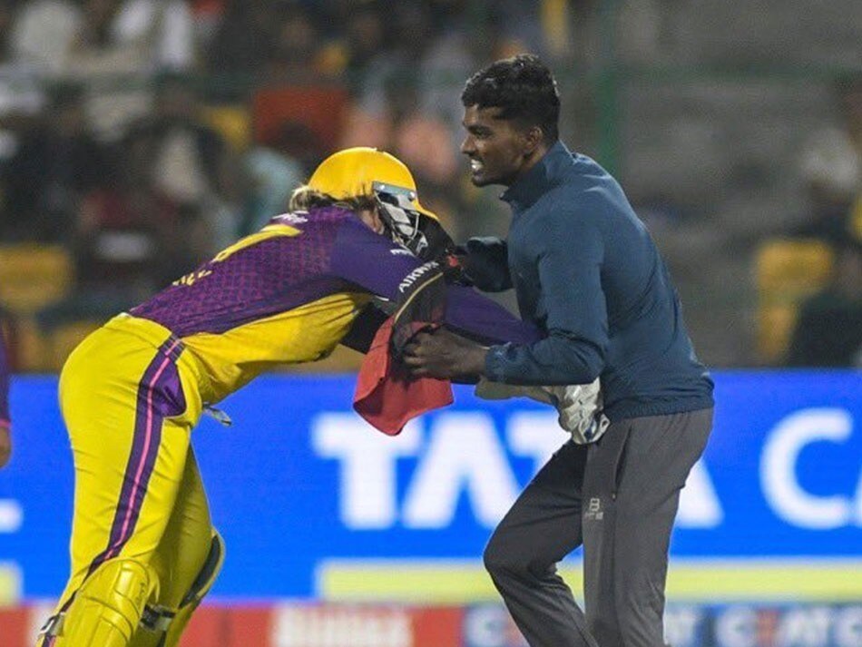 Australia Star Alyssa Healy Tackles Pitch Invader During WPL Match