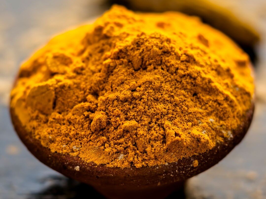 Haldi For Skin: चेहऱ्यावर हळद लावणे सुरक्षित ठरेल? वाचा डॉक्टर काय ...
