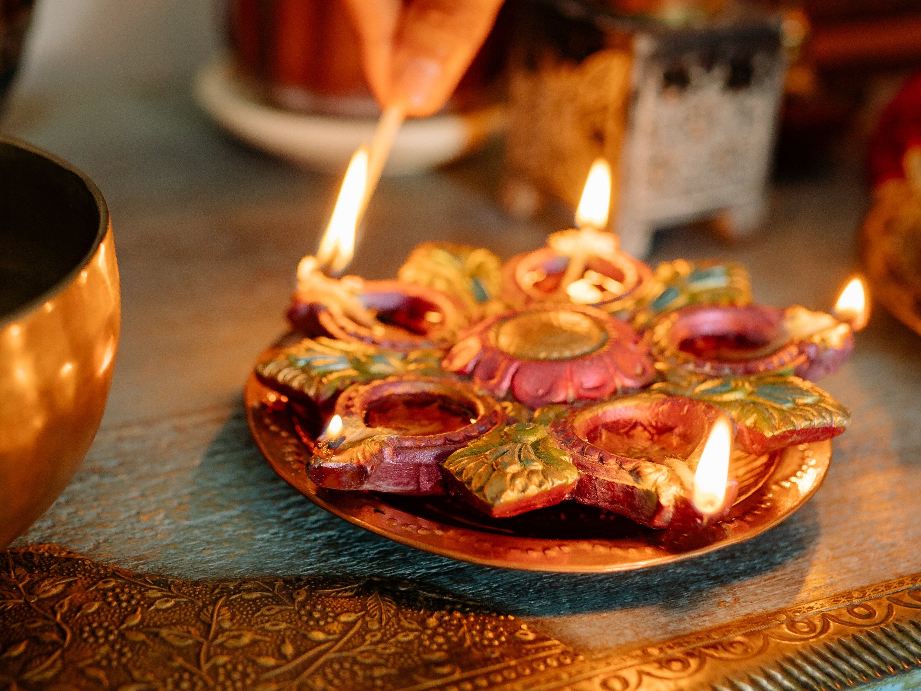 Diwali पर लक्ष्मी-गणेश पूजन के बाद इन जगहों पर जरूर रखें दीपक, बरसेगी ...