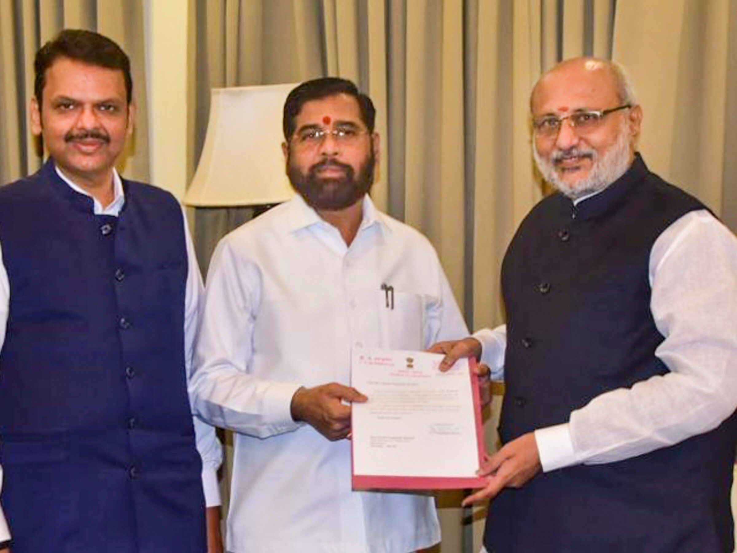एकनाथ शिंदेंनी मुख्यमंत्रिपदाचा राजीनामा राज्यपालांकडे सोपवला एकनाथ शिंदेंनी मुख्यमंत्रिपदाचा राजीनामा राज्यपालांकडे सोपवला