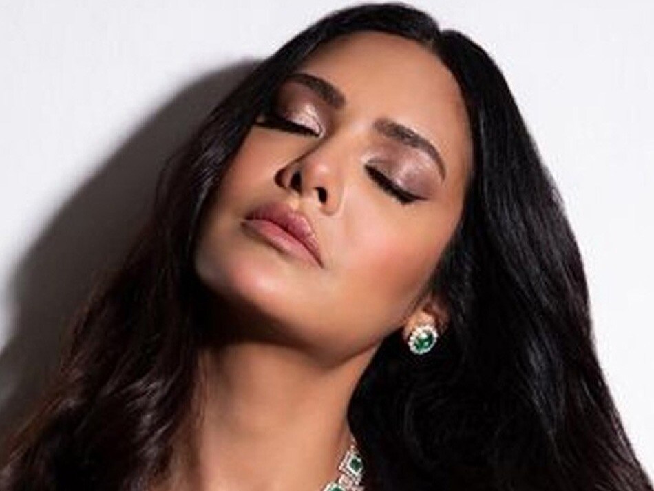 Esha Gupta's Winged Eye Makeup Looks