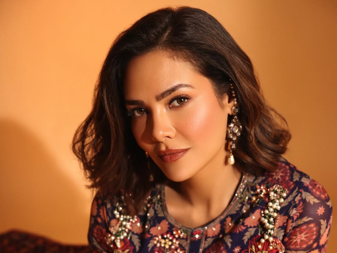 Esha Gupta’s Glam Makeup Looks