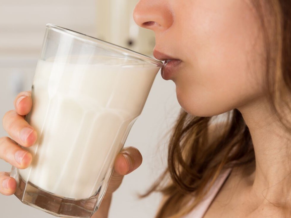 Milk Side Effects: रिकाम्या पोटी दूध प्यायल्यास काय होते?