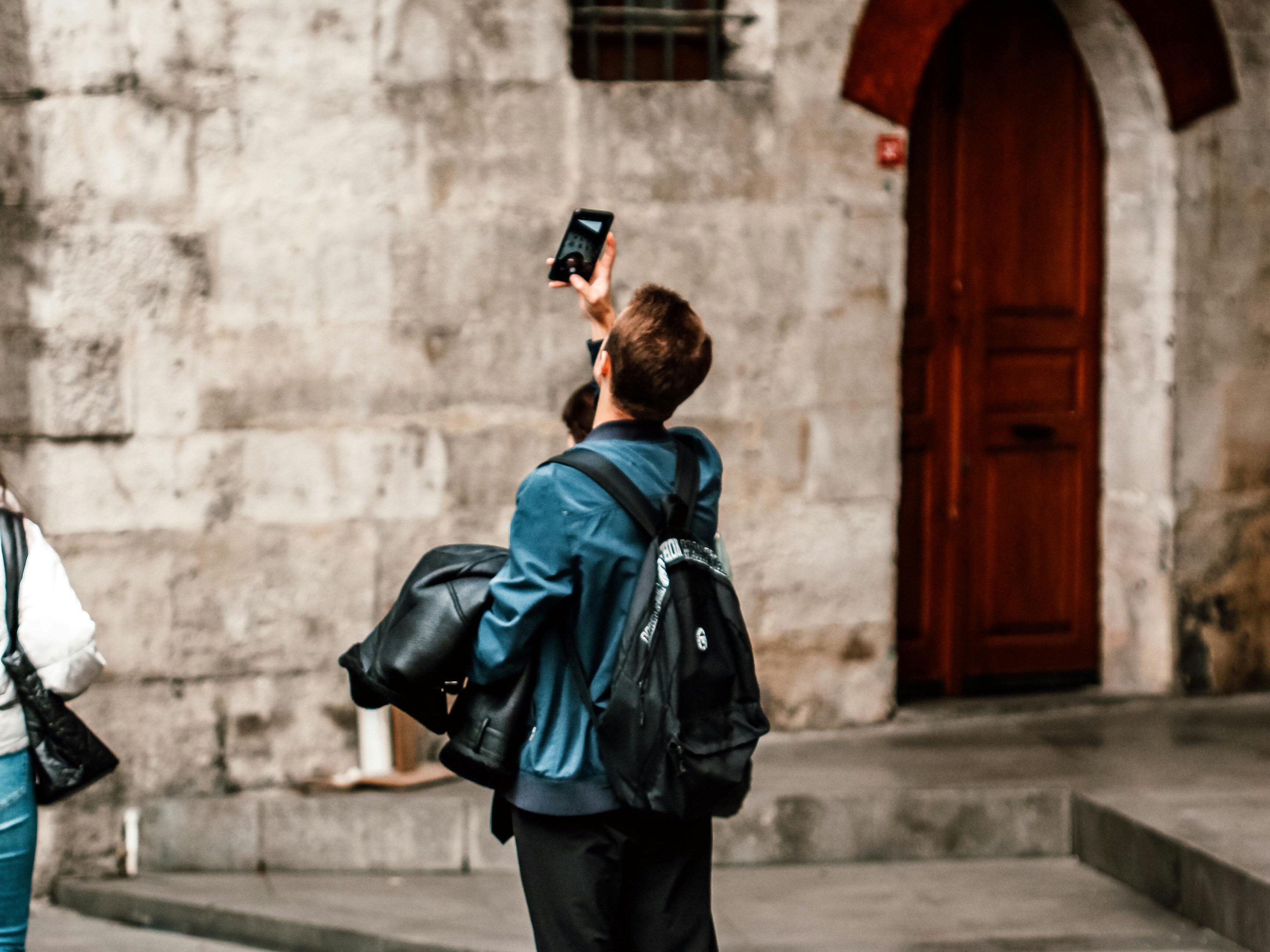 How To Keep Your Phone Charged While Travelling