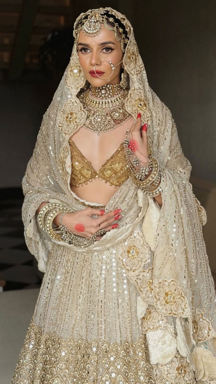 Komal Pandey Serves Regal Glam in Intricate Gold Ethnic Ensemble
