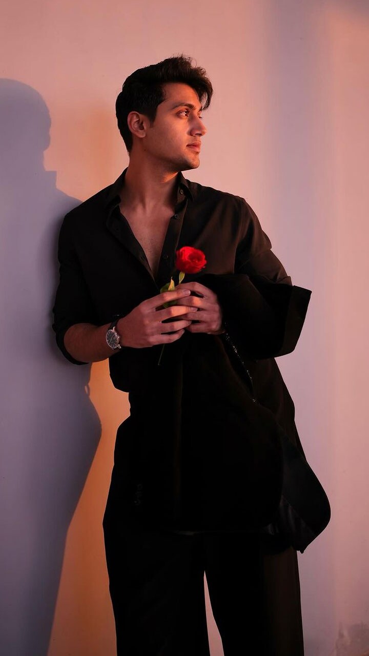 Mohak Narang Looks Extremely Stylish In Black