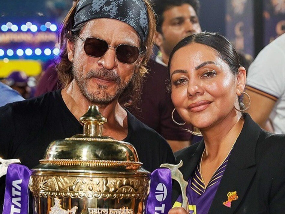 SRK And Fam Celebrating KKR's Victory