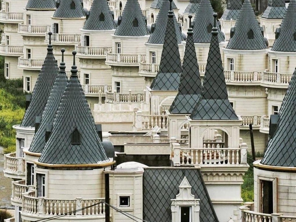 What Went Wrong With Ghost Town Of Disney-Esque Castles?