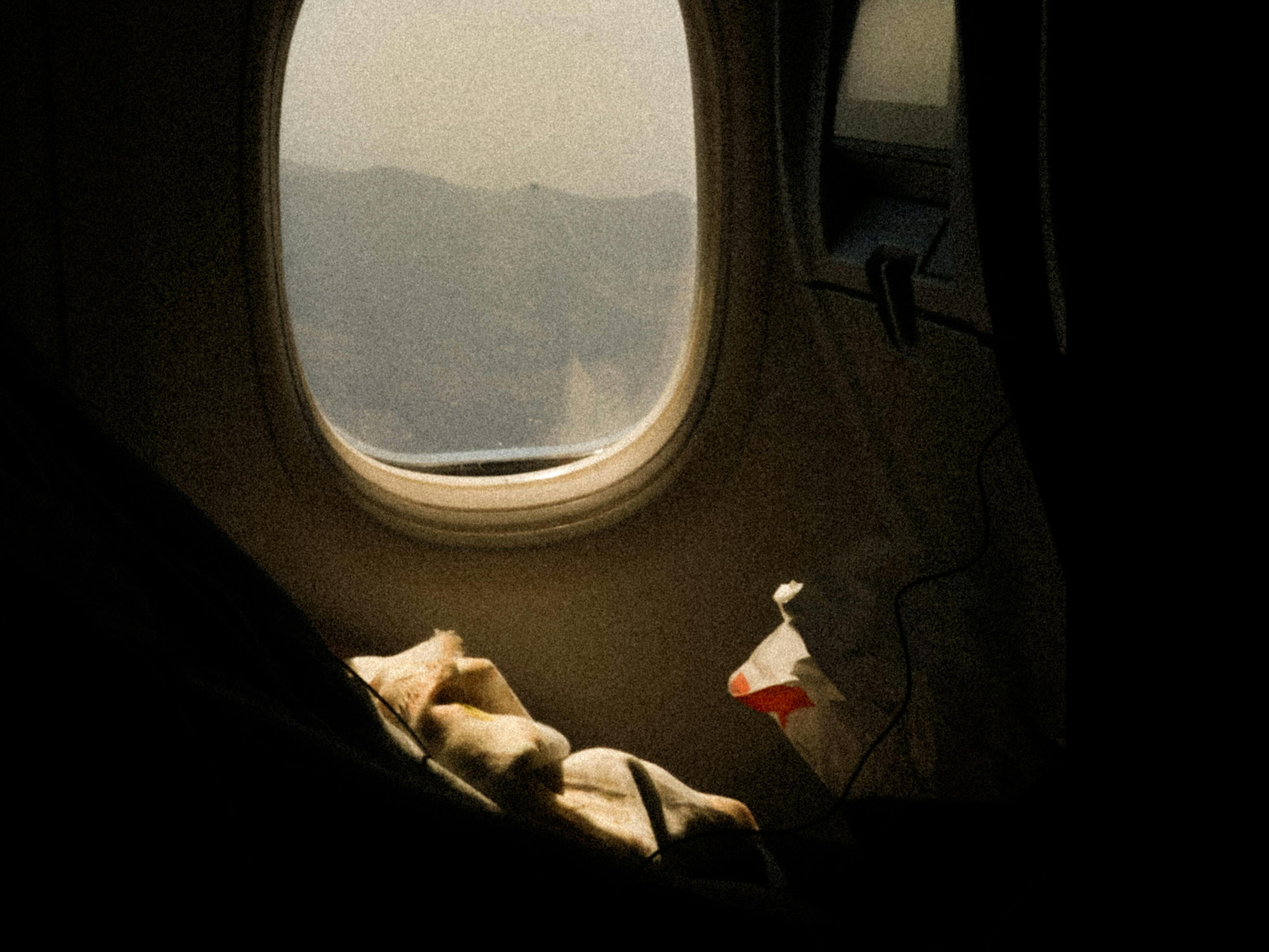 Why Do Airplane Lights Dim During Take-Off and Landing