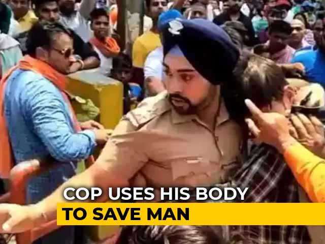 Sikh Police Officer Who Saved Muslim Man From Mob Is Hero On Social Media