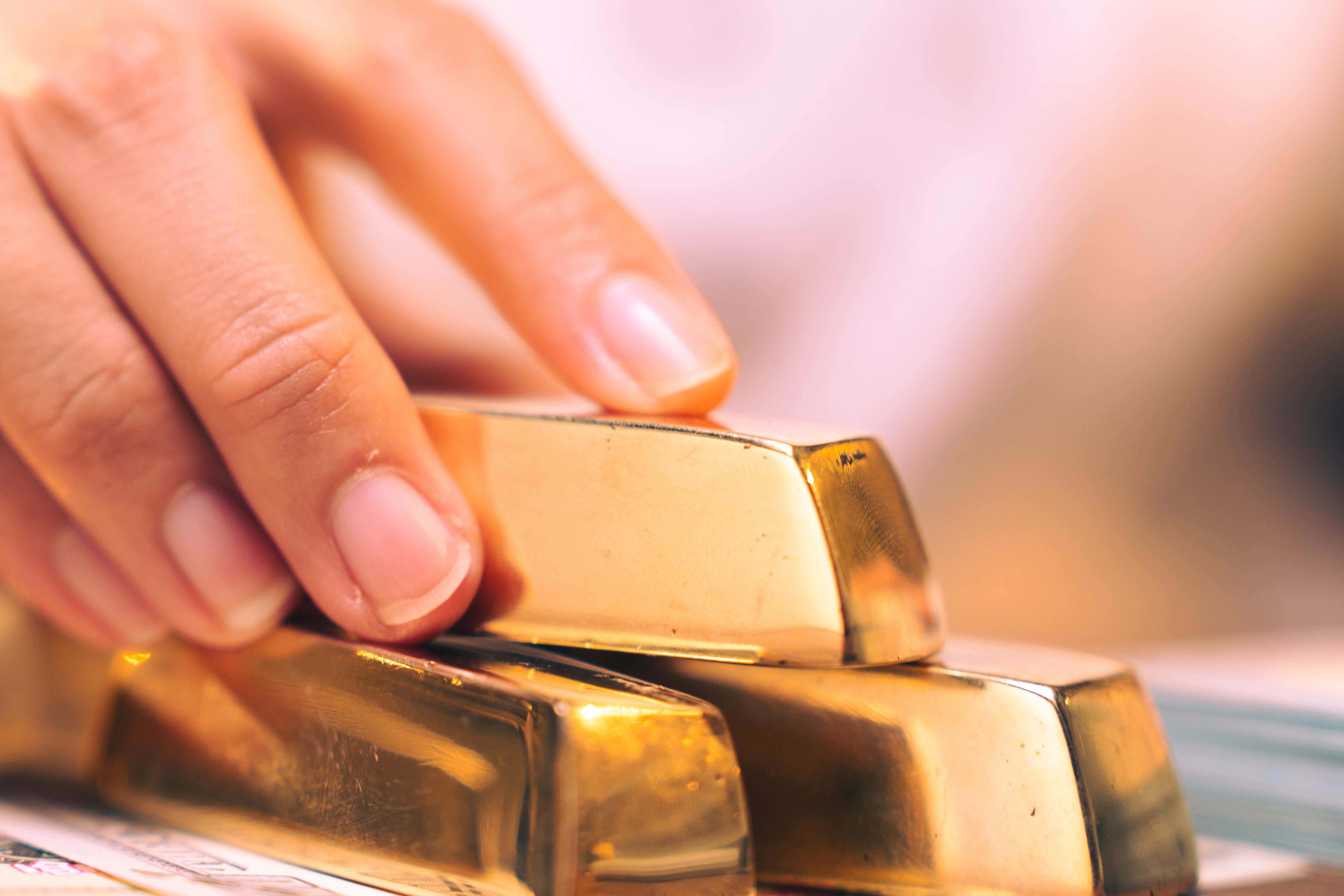 Gold Rises To Rs 72,800, Silver Extends Loss