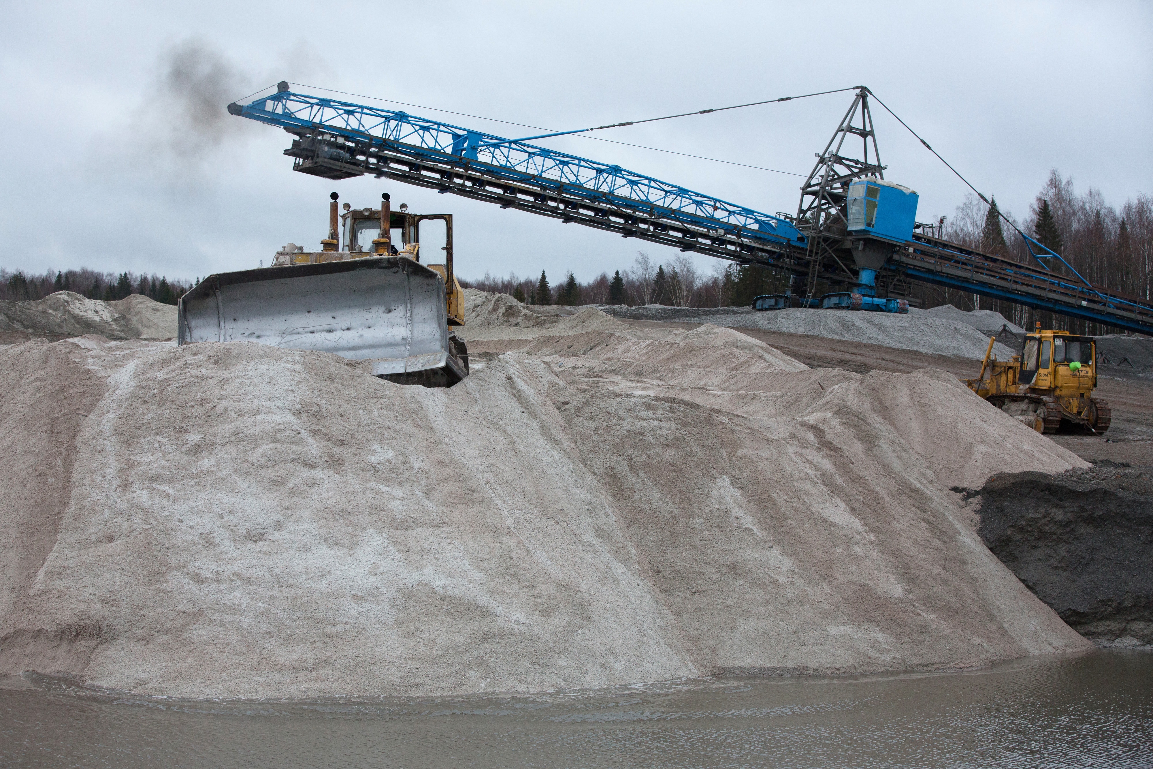 Russian Explosive Makers Use Fertilizer Firms to Blunt Sanctions