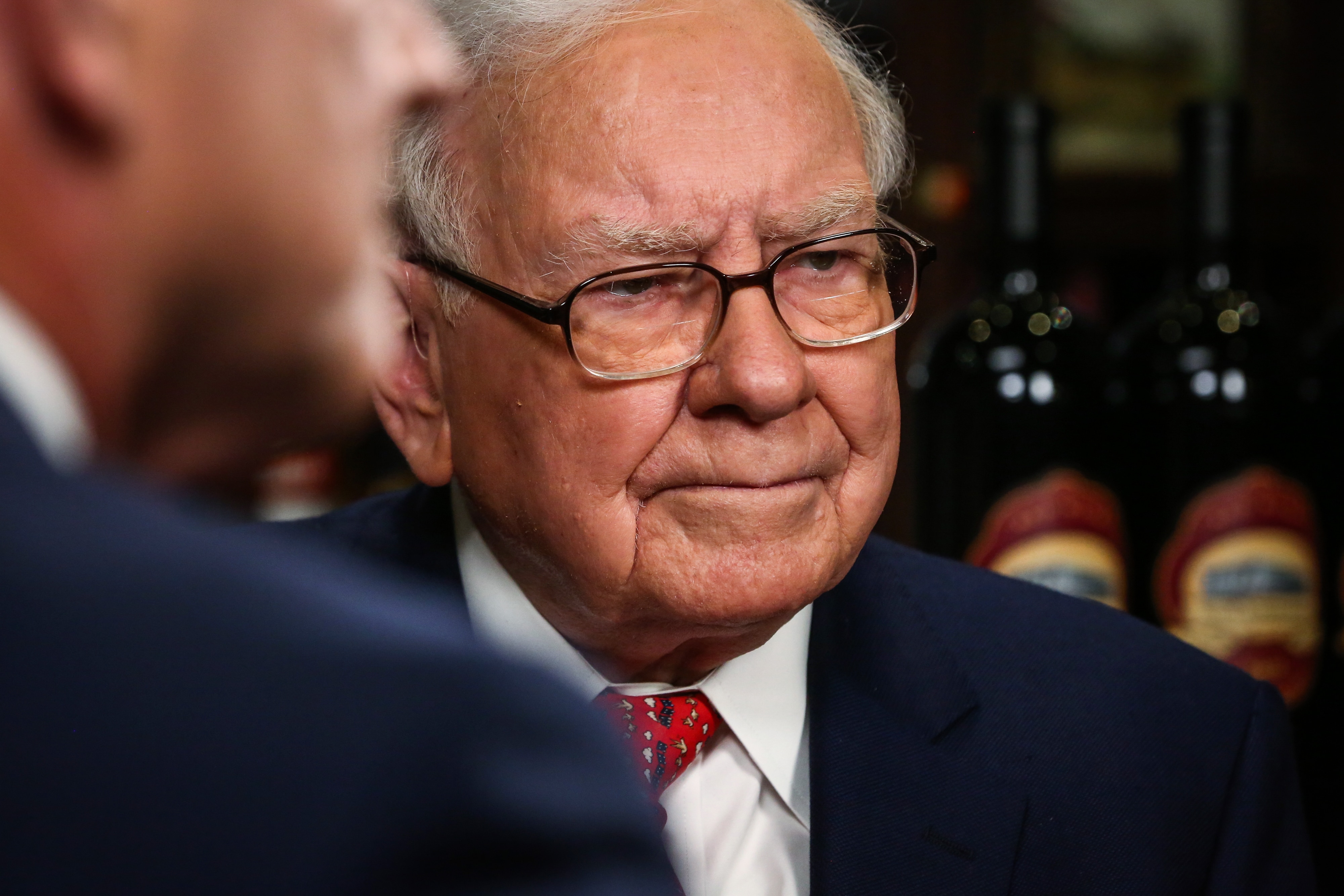 What Warren Buffett and Li Ka-shing Hoarding Cash Tells Us: Shuli Ren