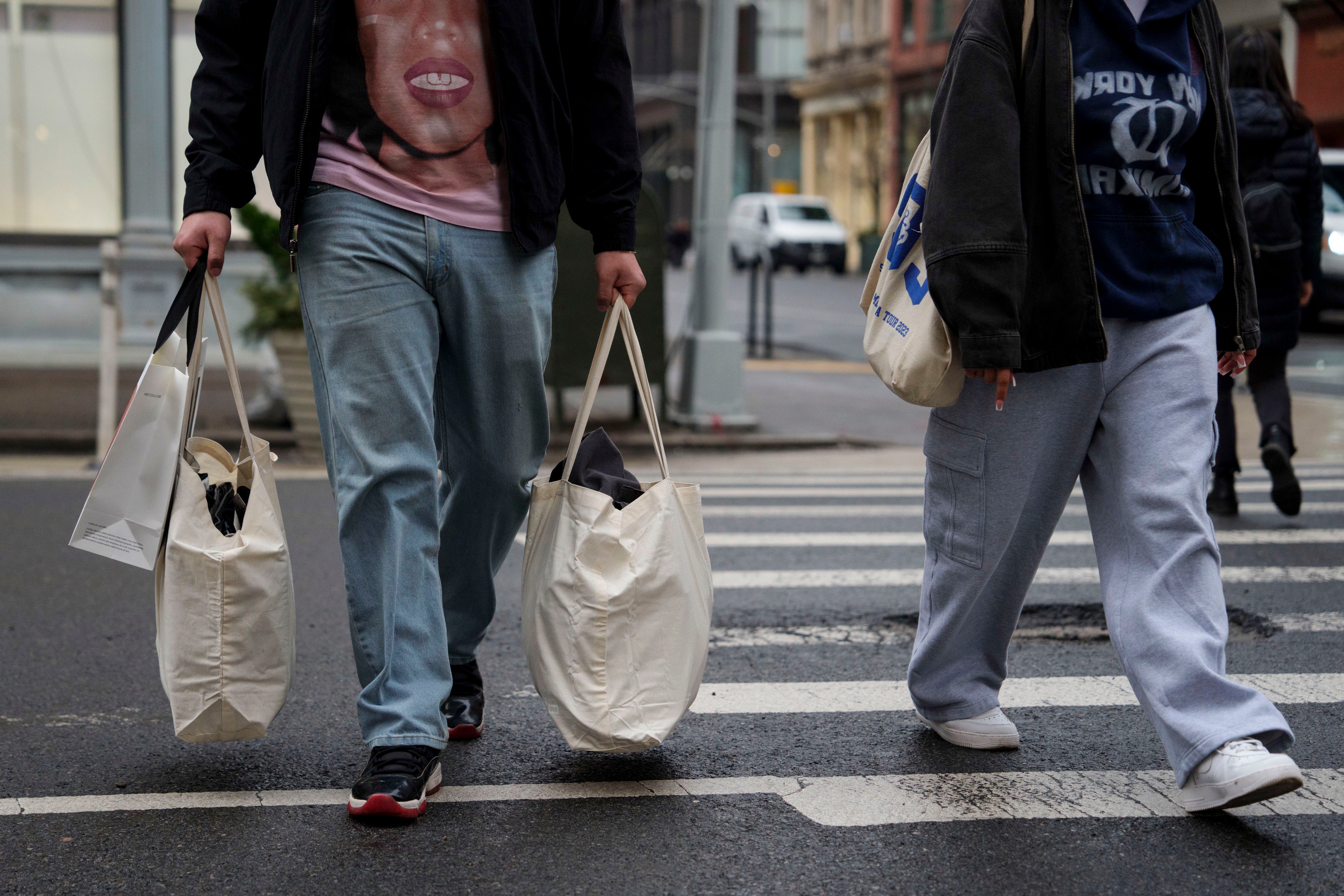 US Consumer Spending Barely Rises, Key Inflation Gauge Picks Up