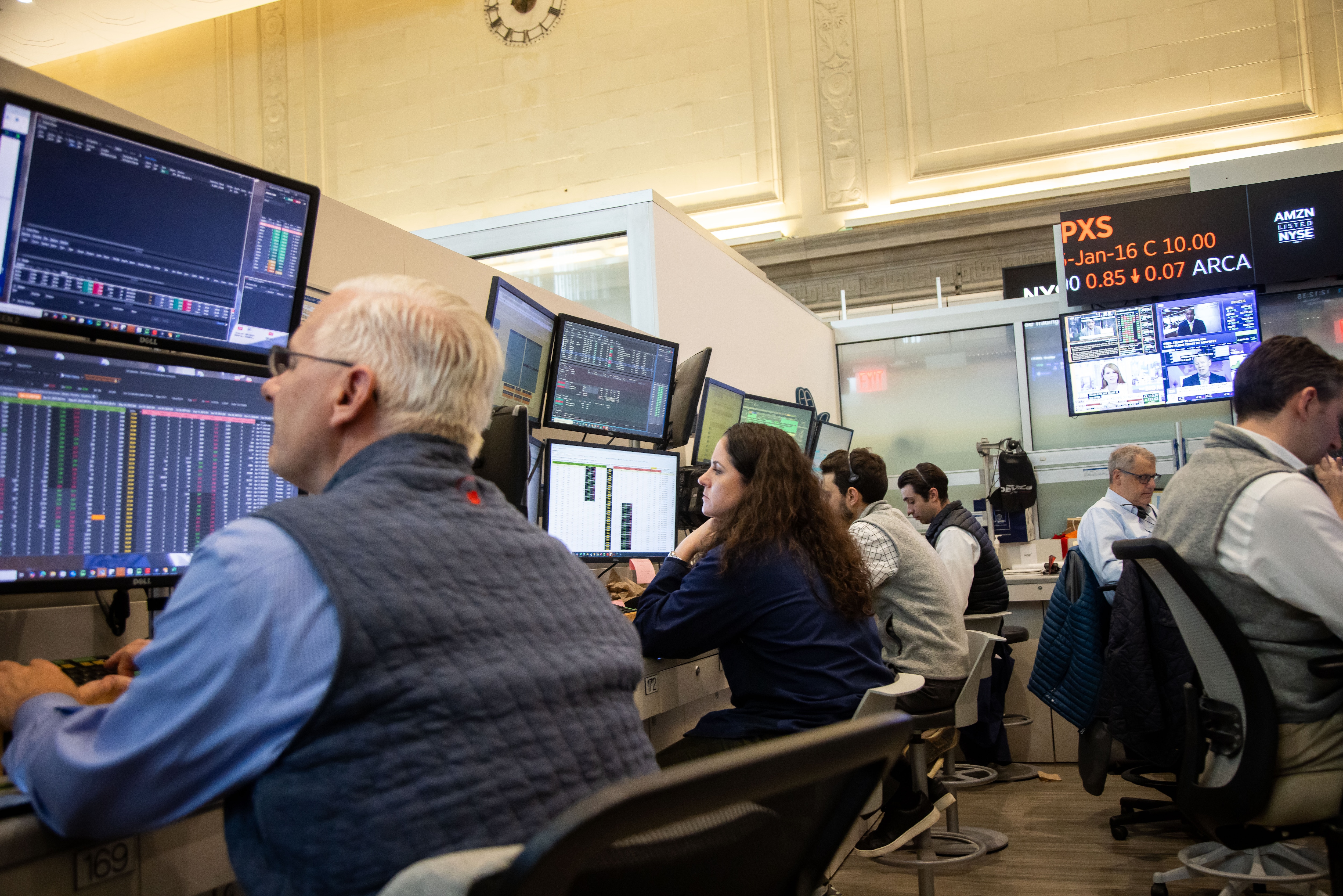 Moody’s Cuts Deposit Ratings At Major Banks After Downgrading US